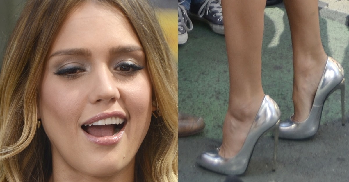 How to Wear Silver Metallic Pumps With a Turquoise Dress