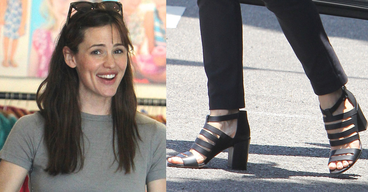 Jennifer Garner Flashes Adorable Dimples Despite Divorce Talk