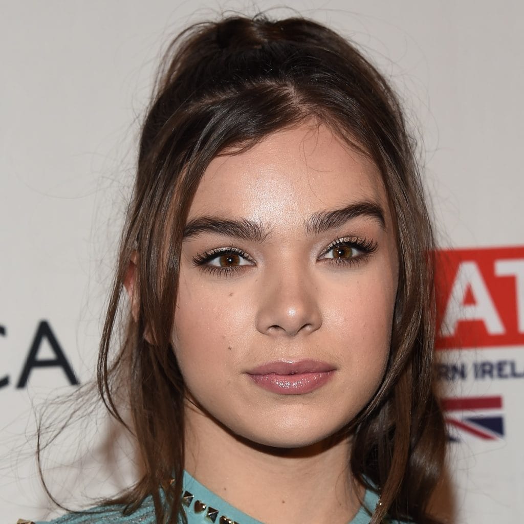 Hawkeye's Kate Bishop: Hailee Steinfeld Stuns With Blue Contacts for ...