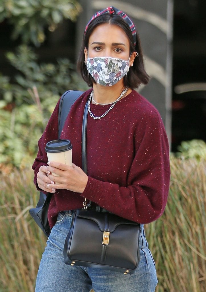 Jessica Alba Without Wedding Ring Fuels Divorce Rumors in The Great ...