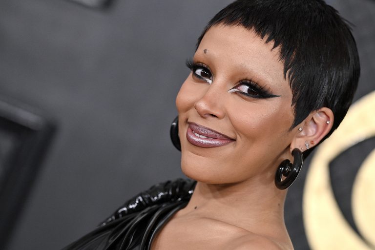 Doja Cat Stuns in Daring Vinyl Versace Gown at the Grammys (Despite the ...