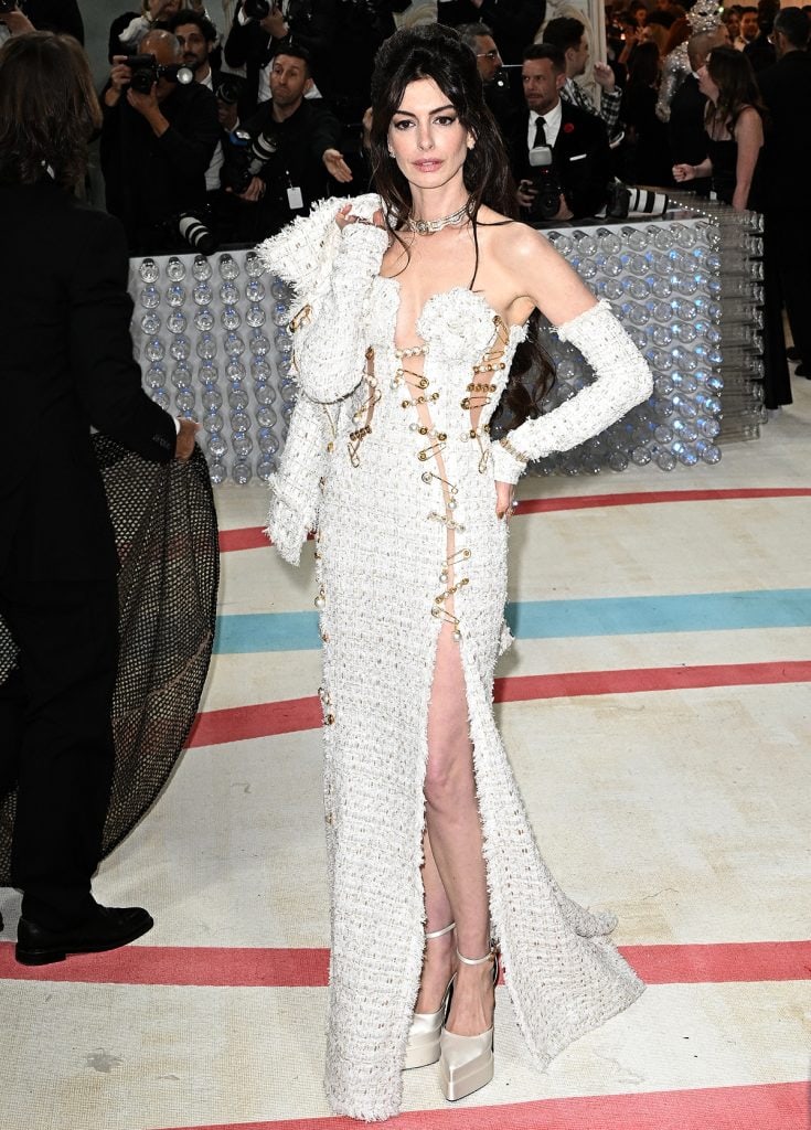 Anne Hathaway Honors Karl Lagerfeld in Versace’s ’90s-Inspired Tweed ...