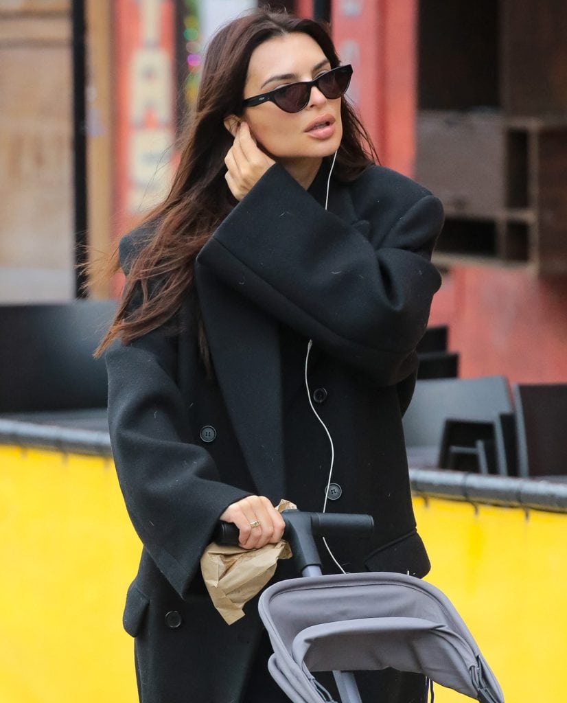 Emily Ratajkowski's Dadcore Style: 5 Chic Fall Outfits for Running ...