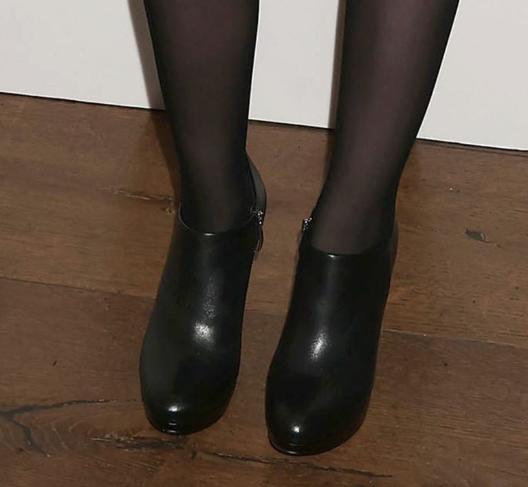 Undisclosed Illness Forces Anna Paquin to Use Cane at NYC Screening of ...