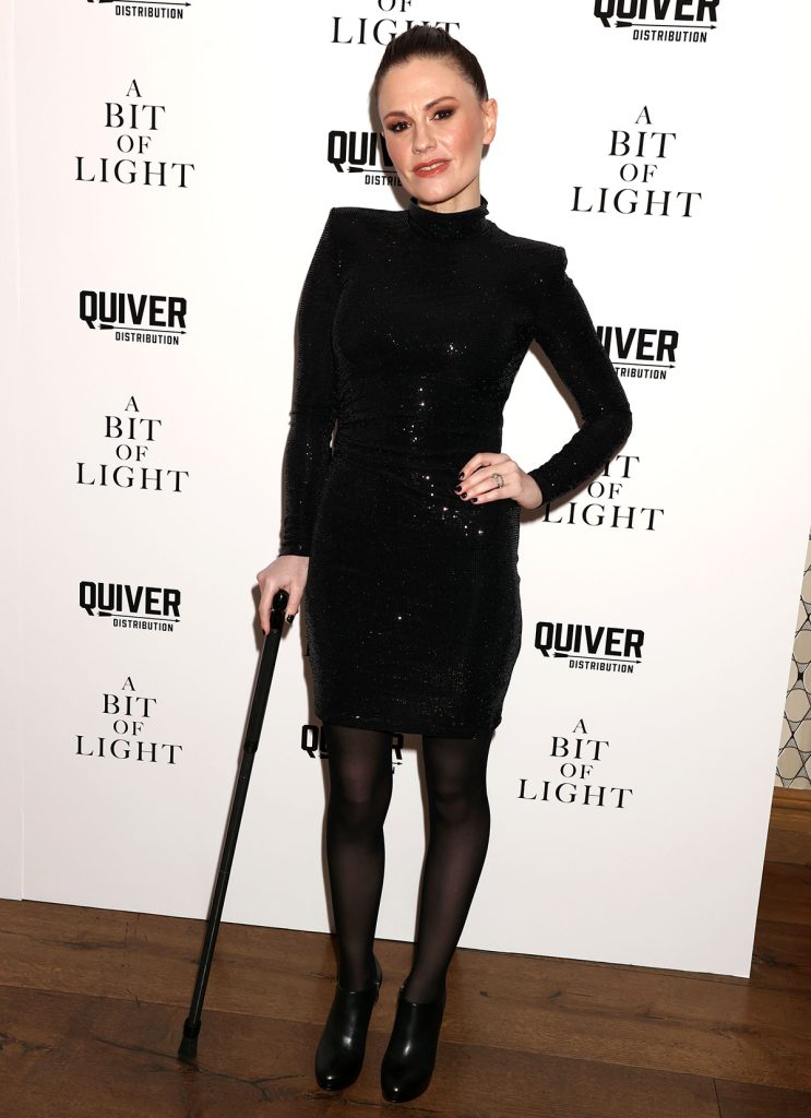 Undisclosed Illness Forces Anna Paquin to Use Cane at NYC Screening of ...