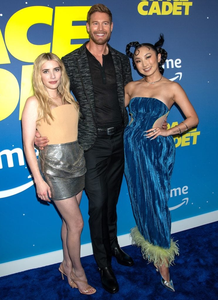 Emma Roberts at 5’1½” Makes a Statement Next to 6’5” Co-Star Tom Hopper